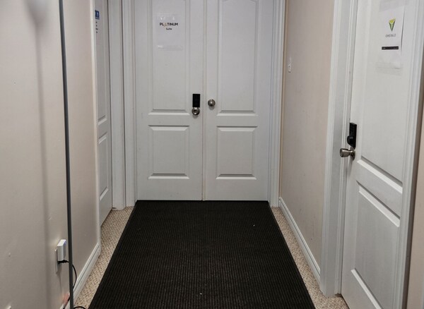 Platinum Staycation Suite- Private Ensuite Bedroom With Free Parking - London, Ontario