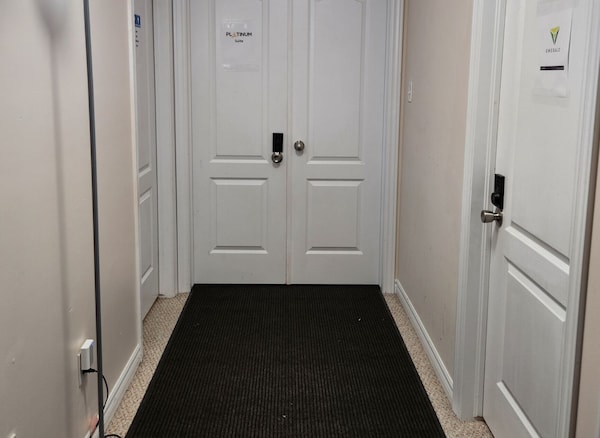 Platinum Staycation Suite- Private Ensuite Bedroom With Free Parking - London, Ontario