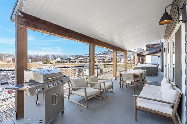 The House With It All! Free Group Tickets, Great Lake View, Hot Tub, Fireplace, Grill, Golf Deals! - Branson, MO