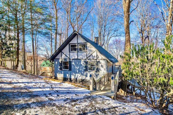 Classic Cabin-near Resort-hot Tub, Pet-friendly - Banner Elk, NC
