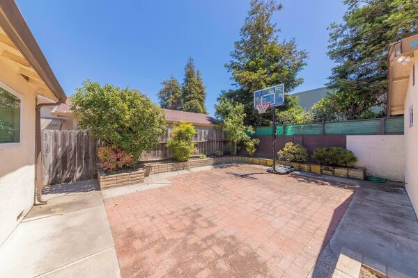 Peaceful Single Floor Home. Bball Hoop . 4 Tvs. Wifi. Sf Bay Area - Hayward, CA