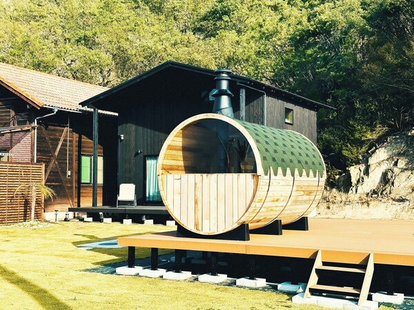 Glamping Dome Tent Bathed In The Setting Sun In Se / Onomichi Hiroshima - Japão