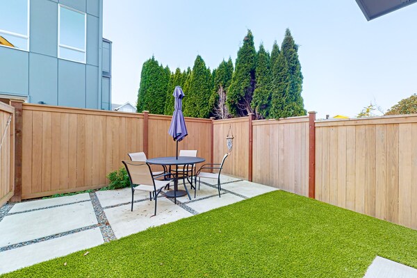 Charming Seattle Home With Private Backyard, Bbq, And Spacious Living Area - Seattle, WA
