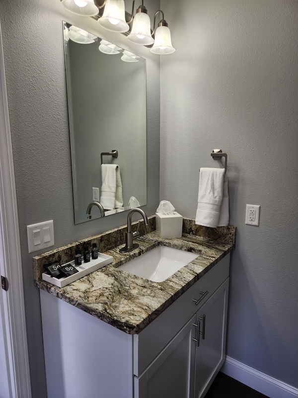 Modern Apartment In Iola Located On The Square Blue - Kansas