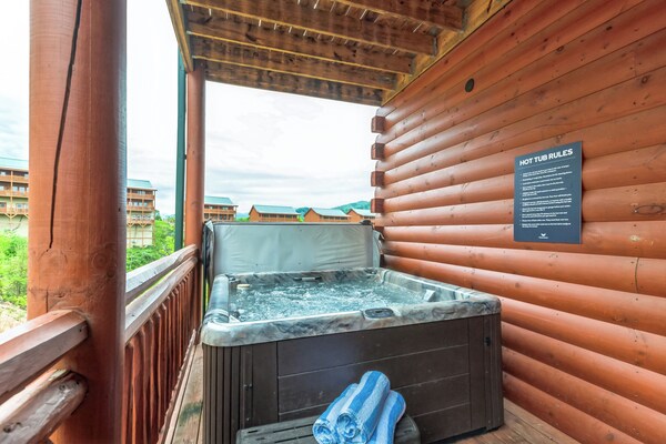 Sleeps 18! Indoor Pool, Hot Tub, Theater, Game Room | Laurel Point By Avantstay - Townsend, TN