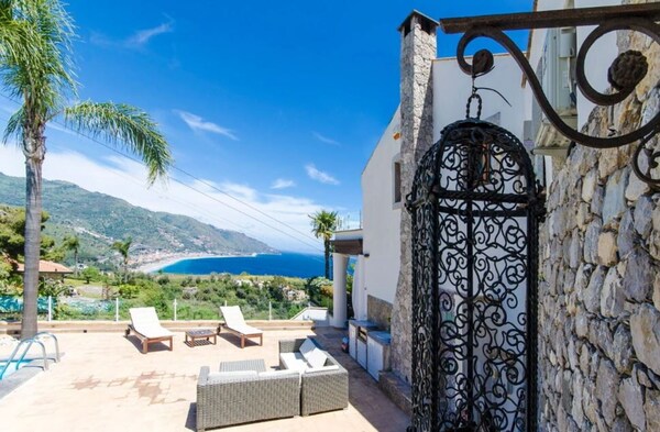 Villa En Taormina Con 8 Habitaciones, Capacidad 16 - Taormina