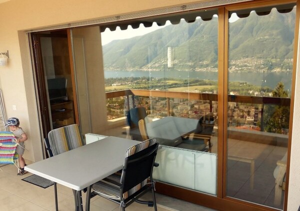 Corner Apartment On The 3rd Floor For 1-4 Persons. - Gambarogno