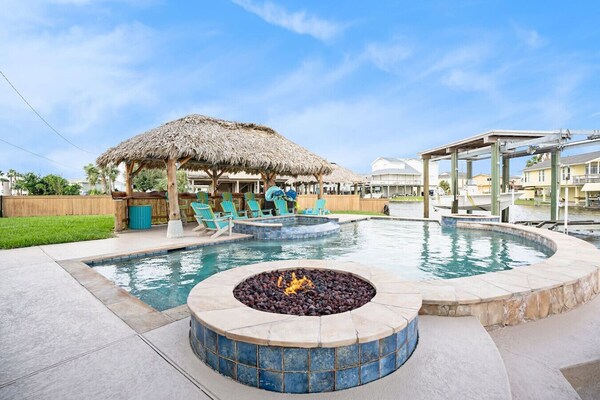 Relax In Style, Waterfront Retreat W/ Private Pool - Jamaica Beach, TX