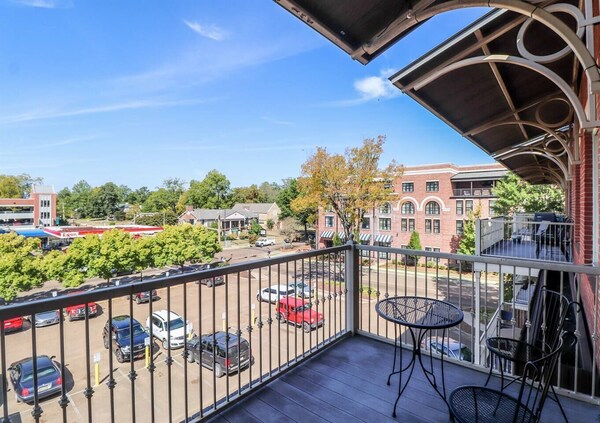 Upscale Condo Right On The Square! - Oxford, MS