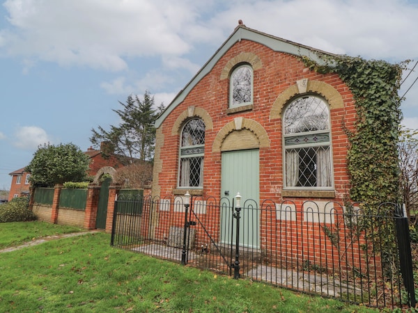 The Chapel, Pet Friendly, With Open Fire In Northwood, Isle Of Wight - Beaulieu