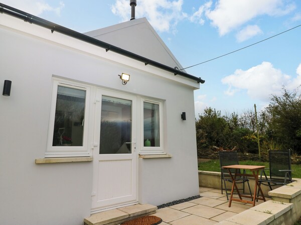 Orchard View, Pet Friendly, With A Garden In Pembroke - Freshwater East