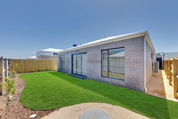 Modern Beach House - 12 Sleep - Queenscliff