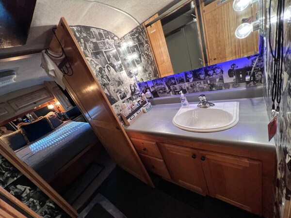 Stay Like A Rock Star! - Tour Bus In Durham, Nc - Durham, NC