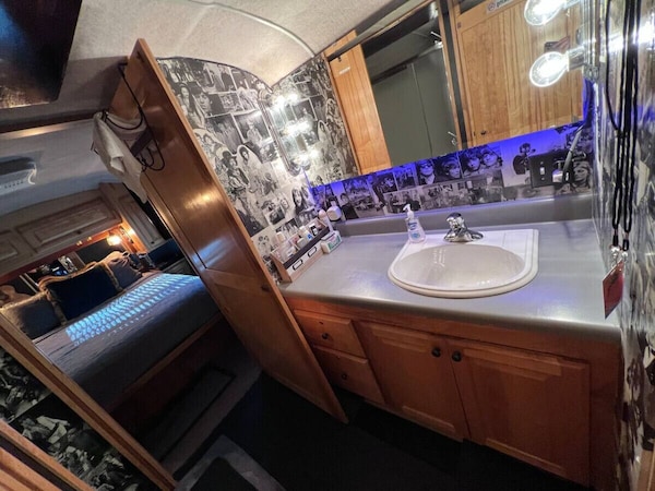 Stay Like A Rock Star! - Tour Bus In Durham, Nc - Durham, NC