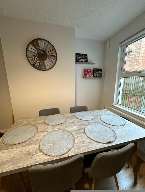 3 Bed Chill Glouc With 3 Bedrooms And 1 Bathrooms - Gloucester