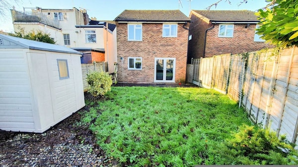 Cheerful 4-bedroom House - Warwickshire