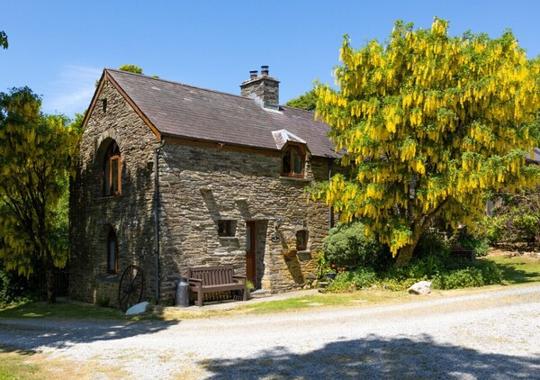 Ysgubor Isaf - Two Bedroom House, Sleeps 3 - Pembrokeshire