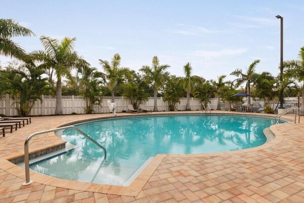 Comfortable Room W/ Free Breakfast, Pool & Pet-friendly Near Beaches - Sarasota, FL