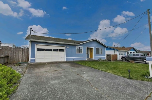 Coastal & Redwood Bungalow! 1 Mile From The Ocean, Minutes From Redwoods! - Crescent City, CA