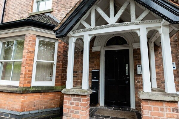 Modern Spacious 2 Bed Apartment Wolverhampton With Free Secure Parking - Wolverhampton