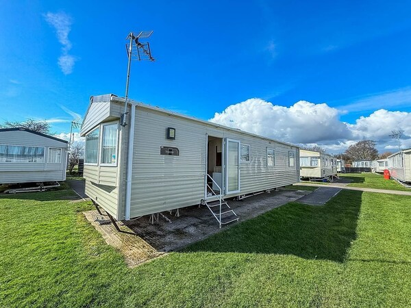 Lovley 8 Berth Caravan At Dovercourt Park, Essex Ref 44202b - Harwich