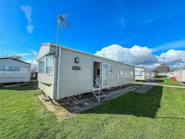 Lovley 8 Berth Caravan At Dovercourt Park, Essex Ref 44202b - Harwich