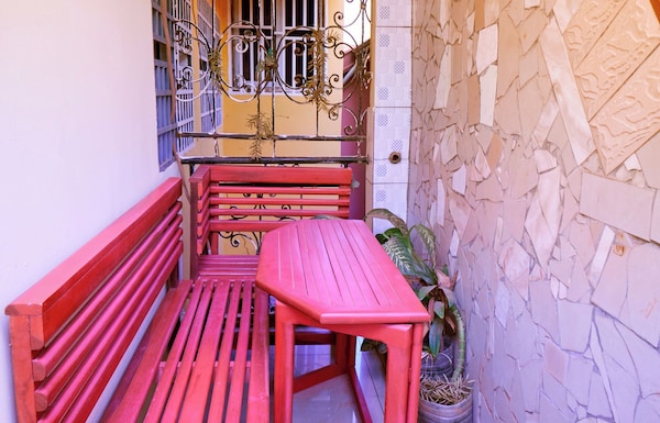 Bright, Cozy Apartment, Where Mustard Yellow Creates A Warm Ambience. - Yaoundé