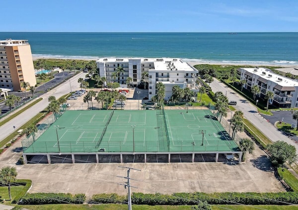 Cape Winds #308 Oceanfront Condo W/pool &Hot Tub - Cape Canaveral, FL
