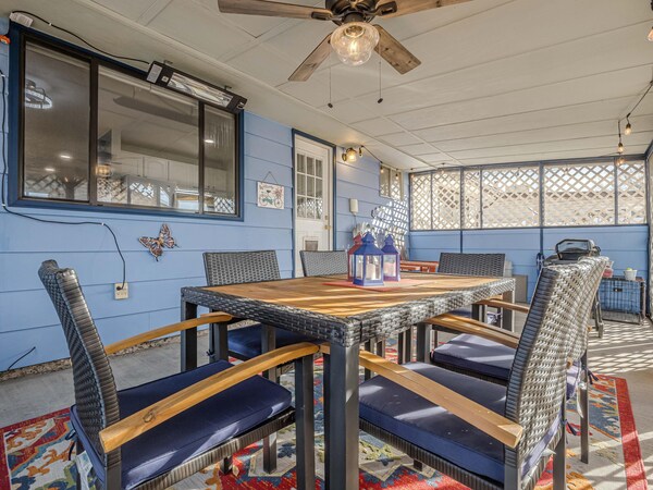 New! Eastside Sunset: Updated & Beautiful! Downtown Local - Laughing Cat, Palisade