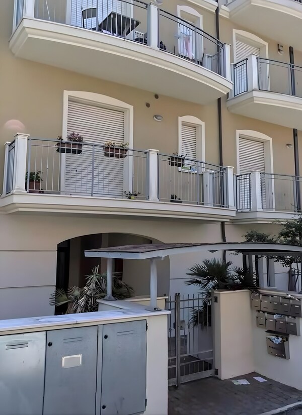 Ferienwohnung 'Lagomaggio' Mit Privatterrasse, Wi-fi Und Klimaanlage - Riccione