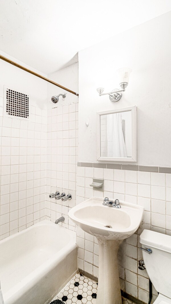 Prime Location: 2-bedroom, 1-bath Apt In Midtown! - New York