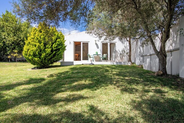 Apartment 'Casa De Mondo - Green Room' With Shared Pool, Wi-fi And Air Conditioning - Loulé