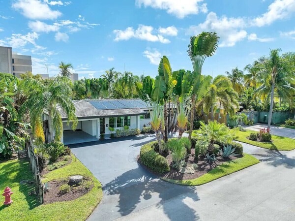 Paradise Palms Hideaway With Pool & Tiki Hut - Sunrise, FL