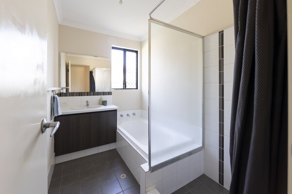 Bedroom 5: Freewifi, Aircon, Tv, Ceiling Fan - Greenmount