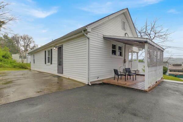 Affordable, Private, Single Level House Steps From Hard Rock Casino Pet Friendly - Bristol, TN