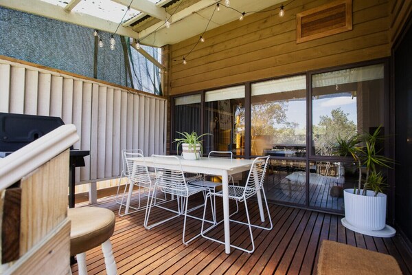 Sleeps 6 - Private Deck - Firepit - Ocean Grove