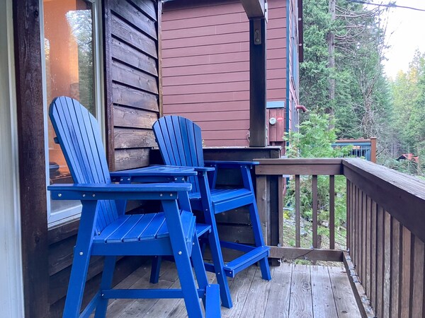 Boom Chalet Yosemite: Secluded Creekside Escape - Fish Camp, CA