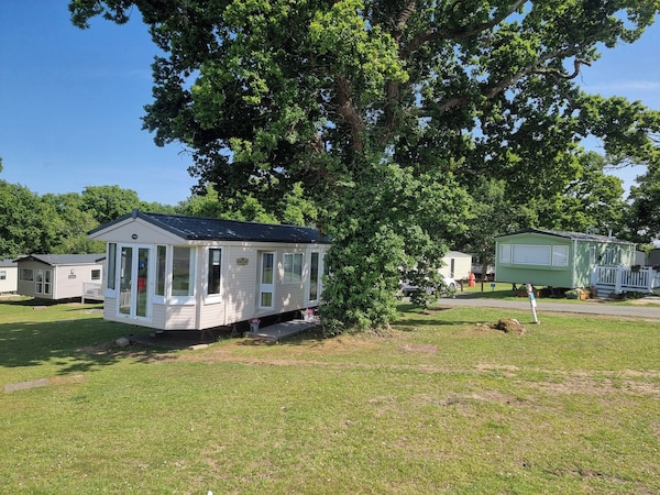 Thorness Bay - 3-bed Cabin - Sleeps 6 - Sea View - Beaulieu