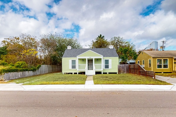 Cozy House With Living Room, Wifi, Yard In A Great Location Close To The Bay - Corpus Christi, TX