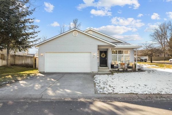 Blue Grass Bungalow: Pet-friendly Cda Retreat With Backyard & Bbq, Near Hiking, Dining & Downtown! - Coeur d'Alene, ID