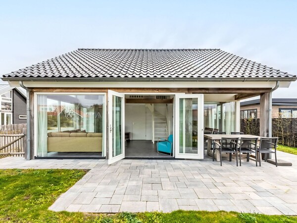 Atemberaubendes Alleinstehendes Ferienhaus Für 6 Personen Mit  W-lan, Tv, Terrasse Und Parkplatz - Scharendijke