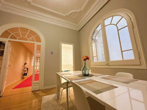 Central 7 Bedroom Traditional Apartment Next To Paseo De Gracia - Rubí