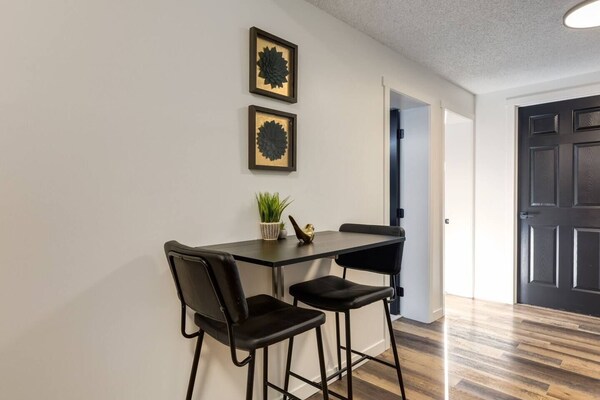 This House Is A 2 Bedroom(s), 2 Bathrooms, Located In Calgary, Ab. - Calgary