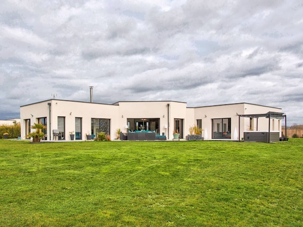 Elegant House With Jacuzzi, Modern Comfort And History In Ranville - Lion-sur-Mer