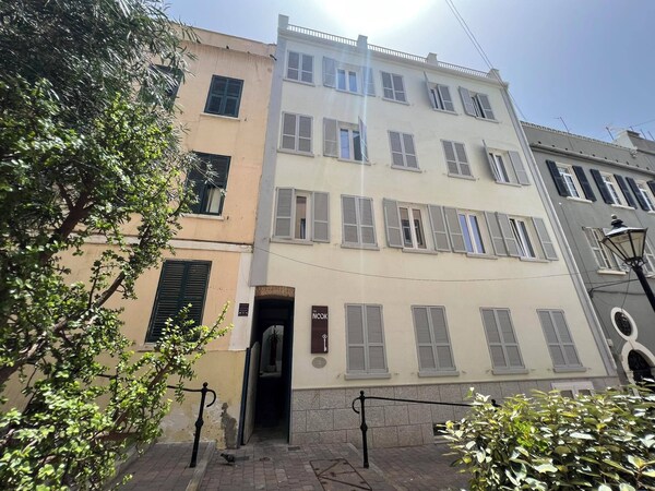 "Stunning 2-br Apartment In The Nook With Lift Access And Prime Central Location - San Roque