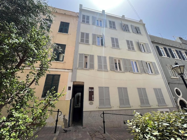 "Stunning 2-br Apartment In The Nook With Lift Access And Prime Central Location - San Roque