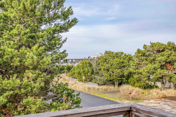 Gorgeous Quality Home, Game Room, Hot Tub, Waldport Bridge W/bay View - Waldport, OR