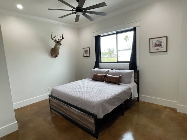 Laguna Ranch- Gladys: The Premier Port Mansfield Lodging - Port Mansfield, TX