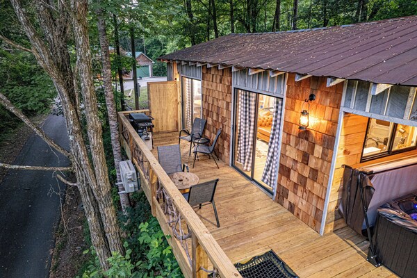 Airbear: Treehouse-airstream Cabin - Bryson City, NC