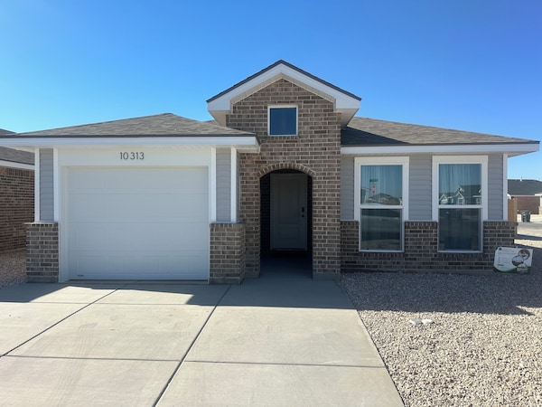 New Charming 3-bedroom Home Each W/tvs, 6 Beds, 2 Full Bath, Corner Lot Parking. - Odessa, TX